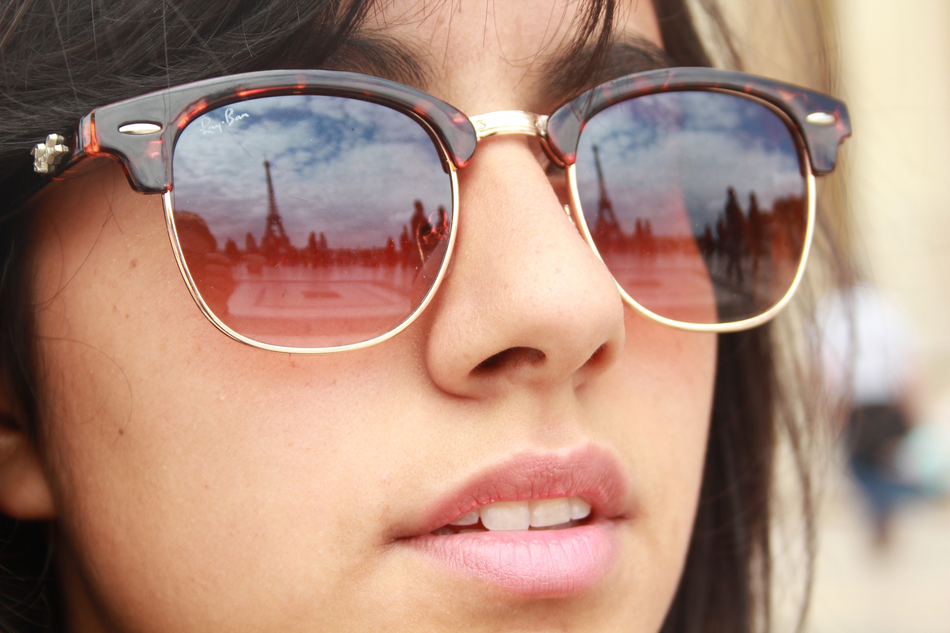 Tout savoir sur les verres photochromiques - Vision Services Tout savoir sur les verres photochromiques - Vision Services